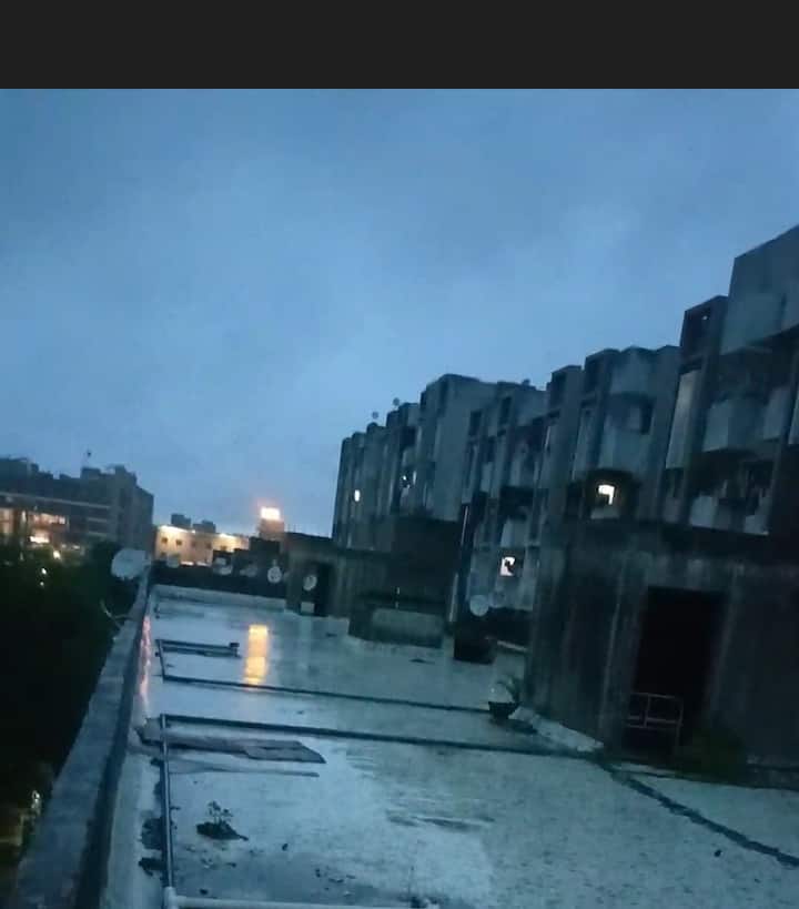 Sharing Cabin Space On A Tarrace, Sunlight & Wind - Ahmedabad