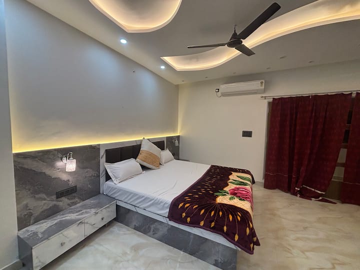 Kashi With Us "Spacious And Sunny Bedroom " - Varanasi