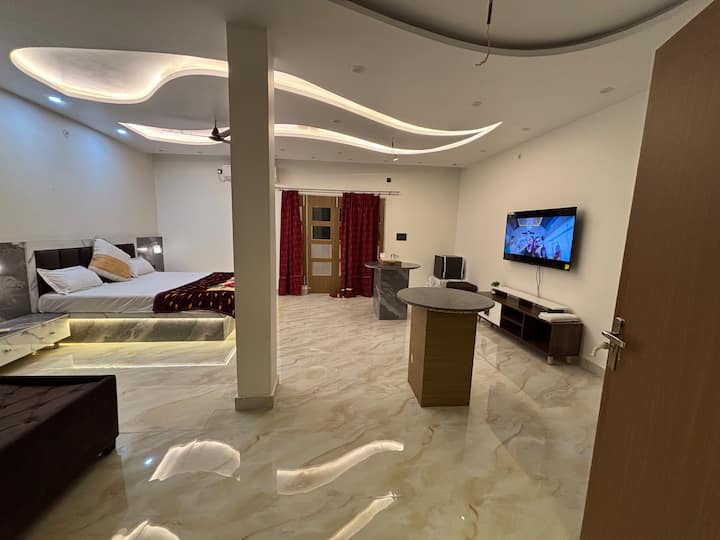 Kashi With Us "Spacious And Sunny Bedroom " - Varanasi