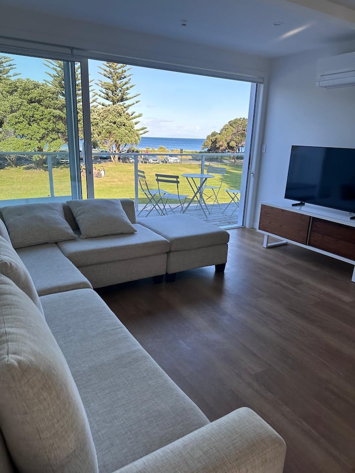 Lovely Beach Apartment With Sea Views And Sun Deck - Waiwera
