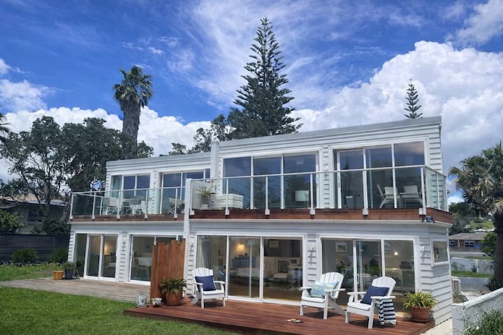 Lovely Beach Apartment With Sea Views And Sun Deck - Waiwera