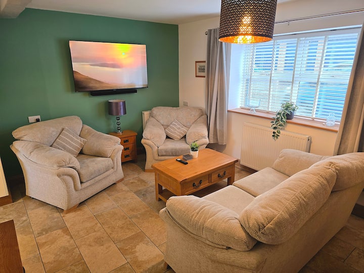 Near Lake District | Walk To Town | Parking - Cockermouth