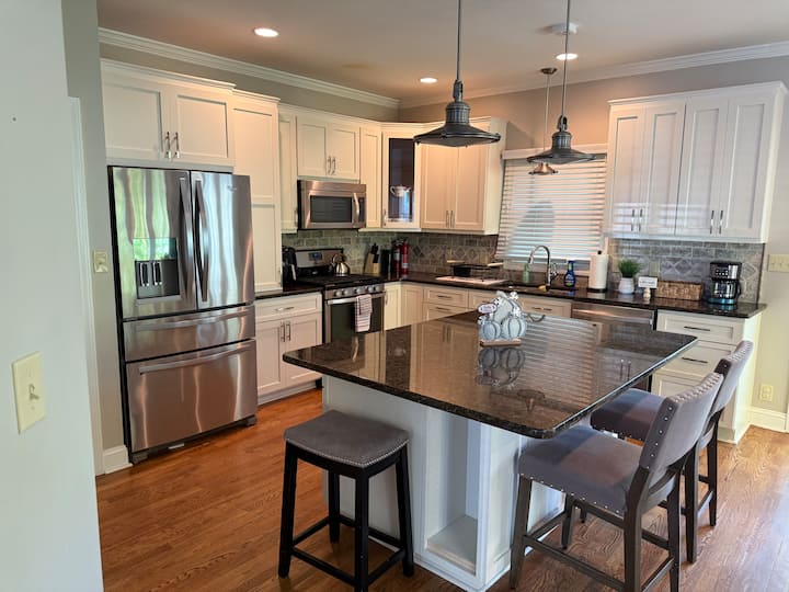 Welcome! 4 Bedrooms, 3.5 Bathrooms, 3 Levels! - Greensboro