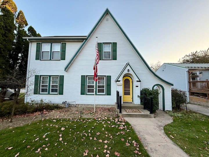 The Yellow Door House - Two Blocks From Luther - Decorah, IA