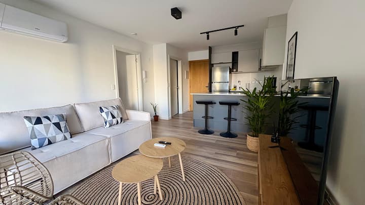 Moderno Apto Con Balcón Y Piscina En Pocitos - Montevideo