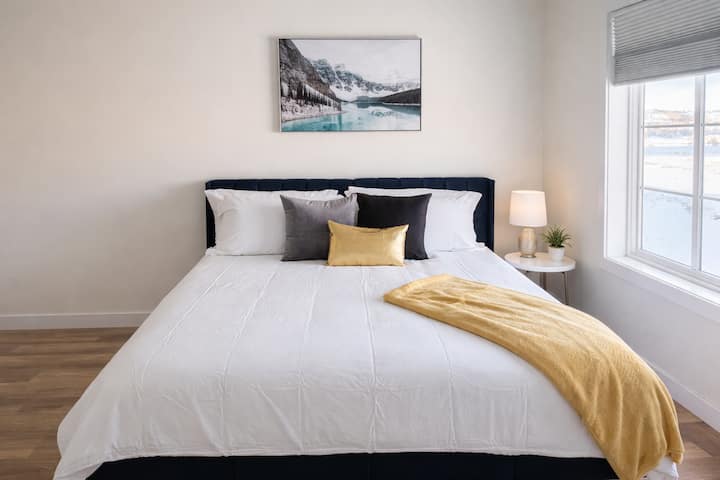 The Cochrane Retreat-near Banff & Canmore-bedroom1 - Cochrane