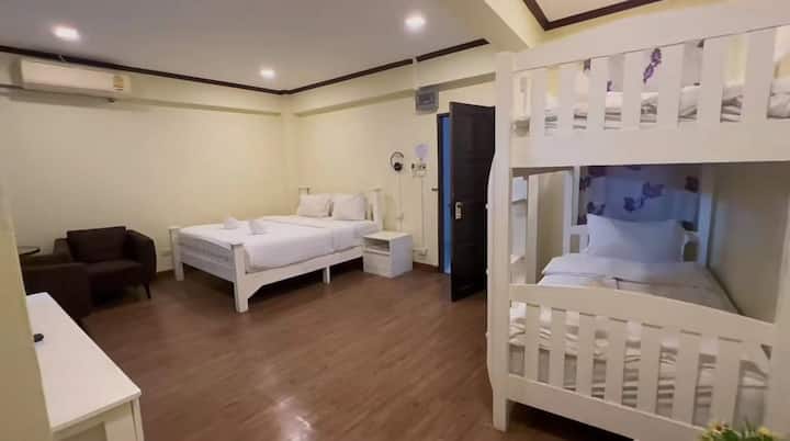 Kristi House Family Room家庭房可入住四人 - Chiang Mai