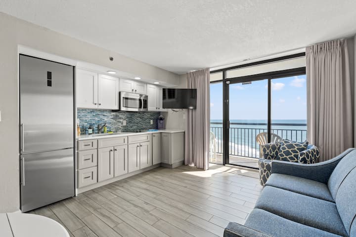 Oceanfront Balcony Condo With Pool And Hot Tub - South Carolina