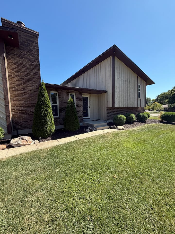 Chill & Grill: Poolside Retreat With Hot Tub Bliss - Dayton, OH