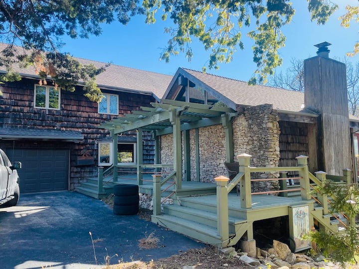 Longview Lake Getaway: 4-bedroom Retreat - Lee's Summit, MO