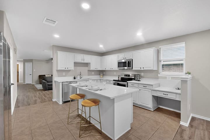 4br Home In Frisco Open Layout & Family Comfort - Frisco, TX