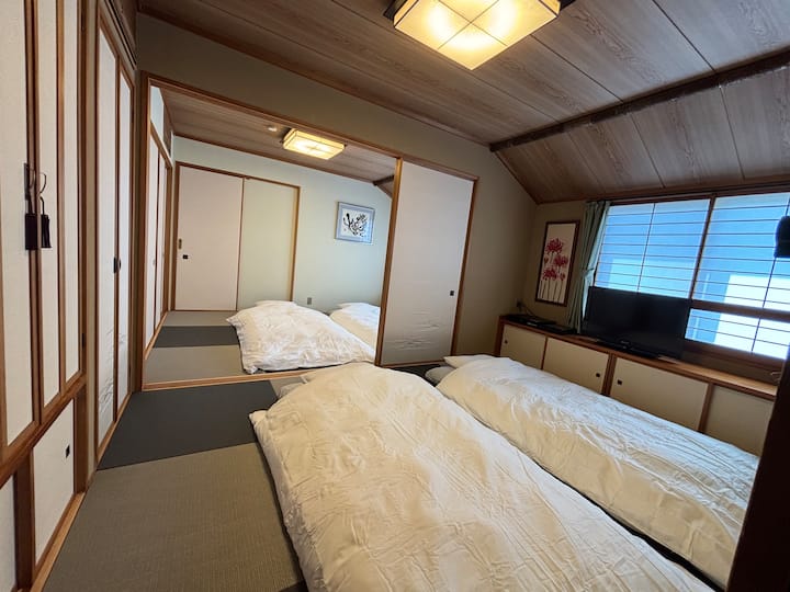 お友達同士やご家族連れでのご利用にはピッタリの和室6畳の二間続きです。寝具4セットまで可能です。 - Mito