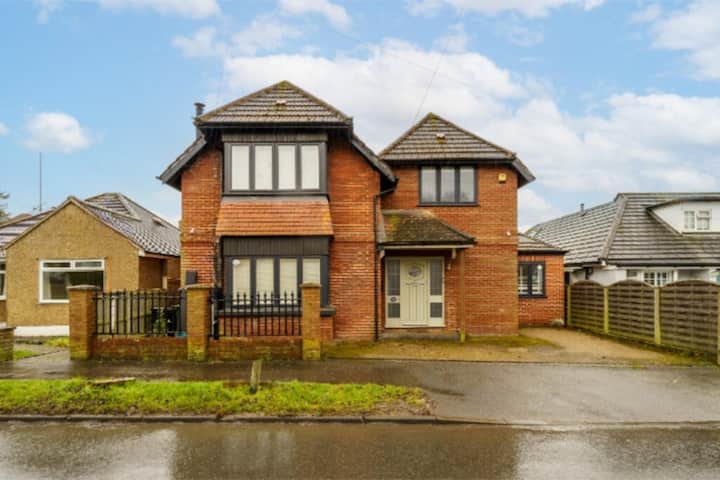 Modern Retreat Near Epsom Downs - Dorking