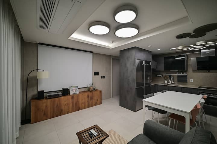 [오픈특가] 오션뷰 테라스 발코니 모던하우스 신축호텔 송정 롯데월드 해운대 방3개 감성숙소 - Busan