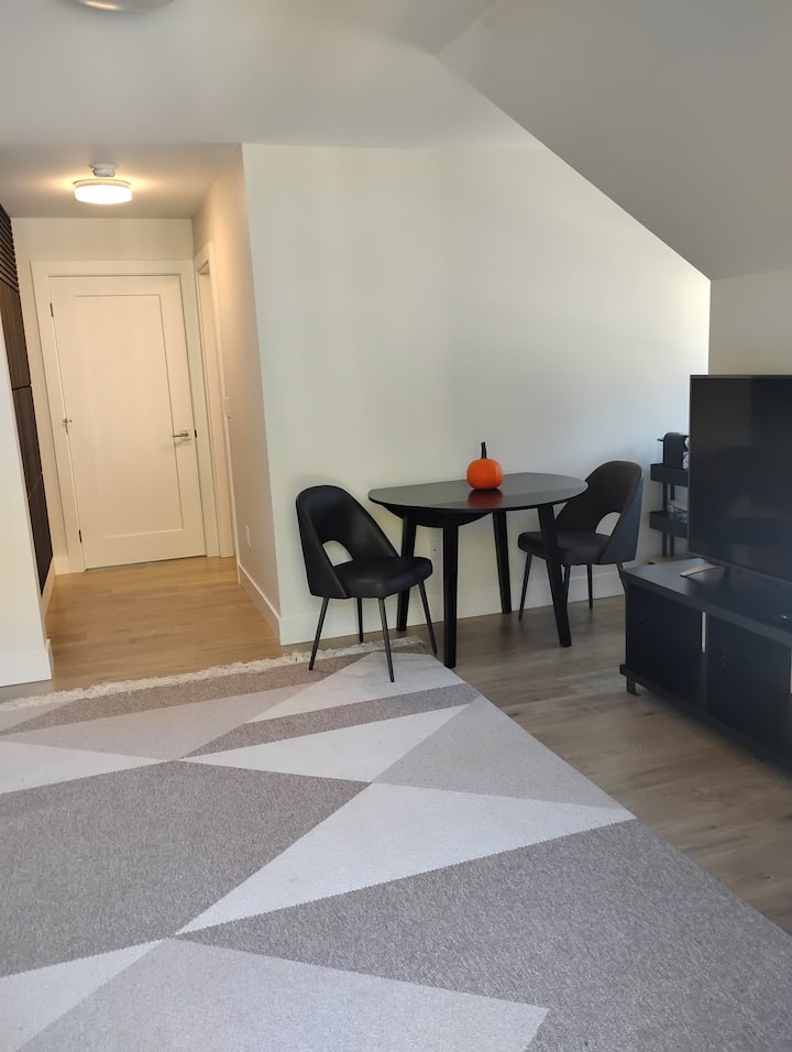 Cozy Modern Guest Suite With Private Entrance - Gibsons