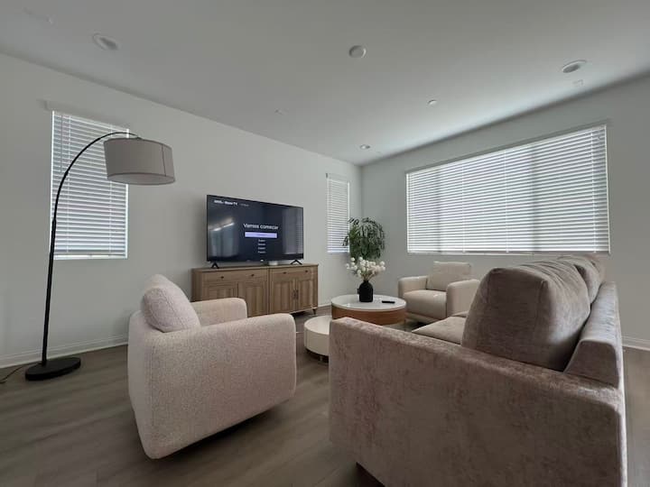 Cozy And Spacious Family Stay - Fontana, CA