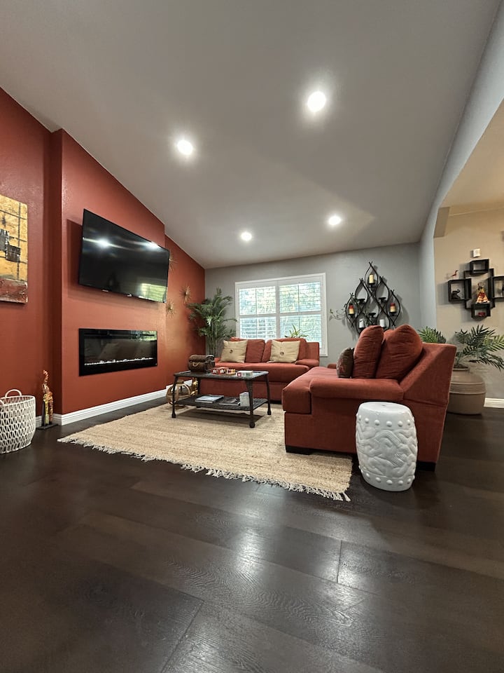 Cozy Condo W Hot Tub, Laundry Near Dtwn Riverside - リバーサイド, CA