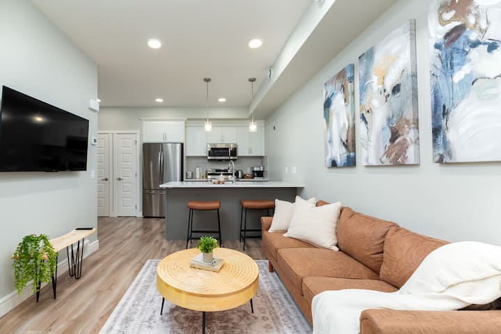 Savannah Suite | Modern Comfort Near Yyc Airport - Canada