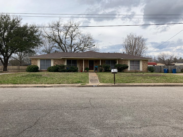 Duplex Airbnb B - Henderson, TX