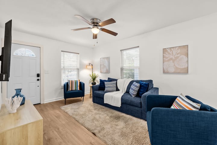 Bright & Cozy Bungalow Near Downtown & Armature - Tampa, FL