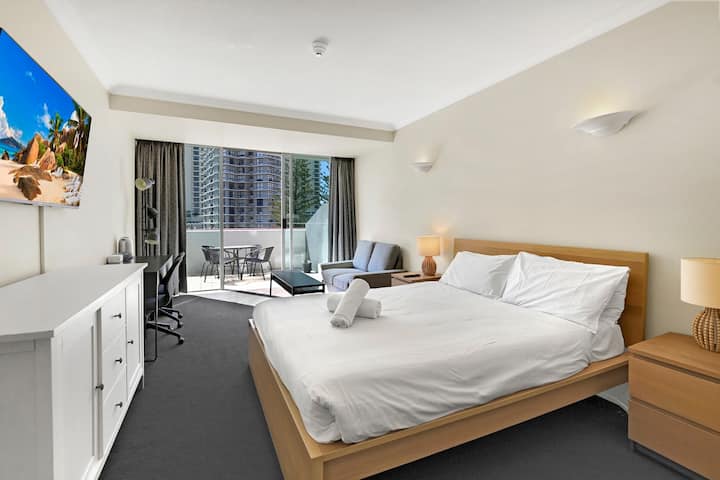 Queen Studio | 100m To Beach & Tram @ Legend Hotel - Surfers Paradise