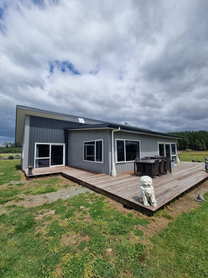 Relax On Ramparts And Unwind In The Countryside - Te Anau