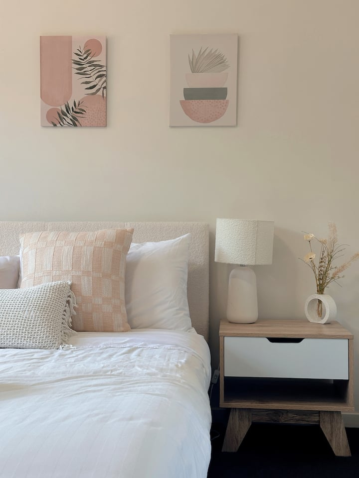 Modern 2br Retreat | 5 Min To Cbd + Free Parking - 브리즈번