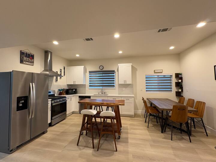 Cute *New *Prime Location *Furnished *Min 30 Days* - Santa Ana, CA
