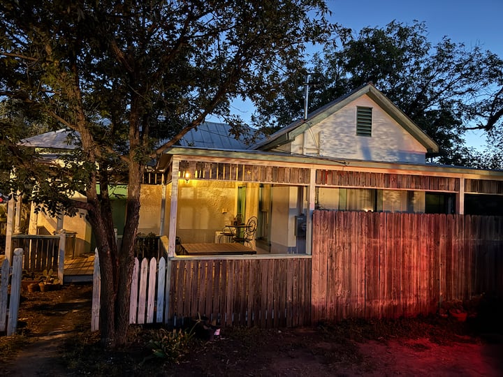 Alpine Creek Cottage - Alpine, TX