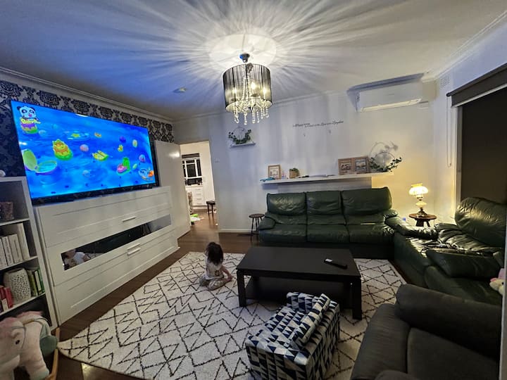 Modern Family Retreat In Heart Of St Alban - Caroline Springs