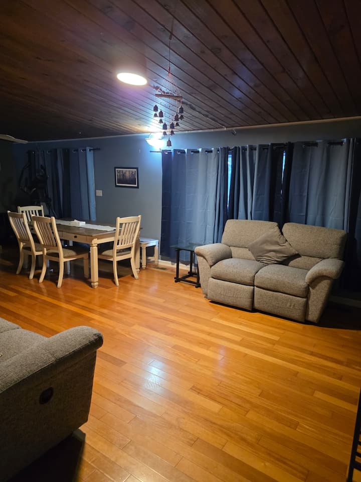 Clean, Classy, Quiet Home - Prince Rupert