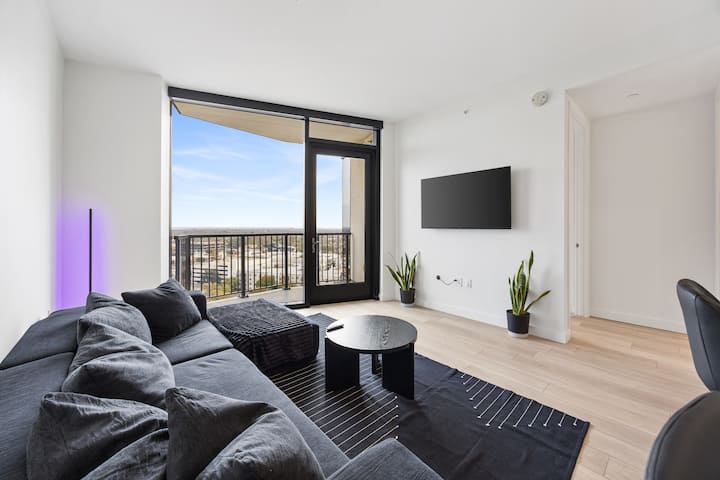 Skyline Luxe High-rise • Downtown Dallas - Dallas, TX