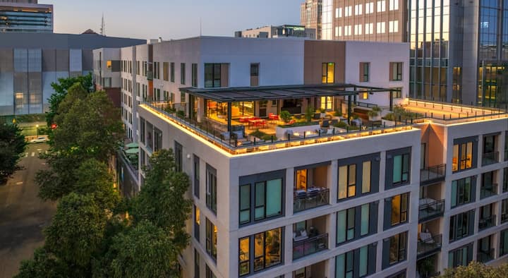 Balcony+ King Beds | Walk To Golden 1 Center - Sacramento, CA