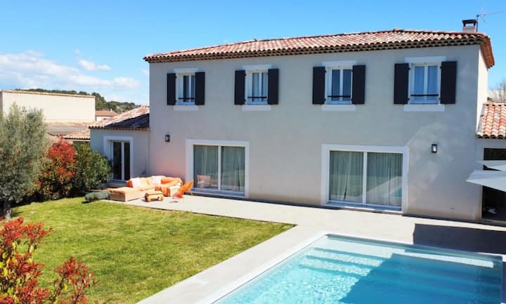 Villa 200m2 5 Chambres 20mn D’aix En Provence. - Pertuis