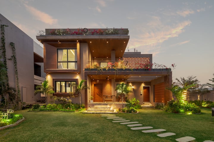Elegant 4bhk Villa With Indoor Pool & Greenery - Chomu