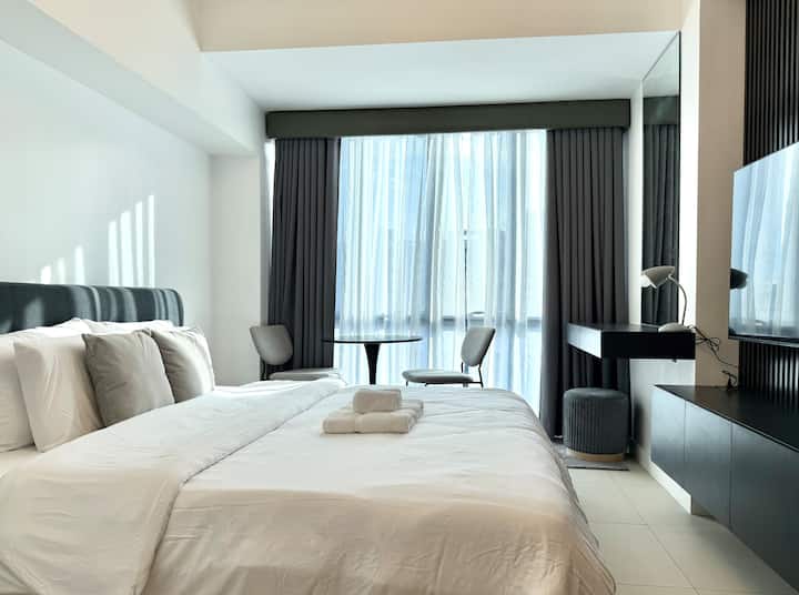 38 Park Ave In It Park | King Bed, Pool, & Netflix - Lahug