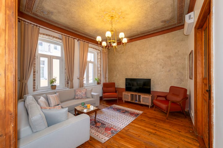 Elegant 3br Flat/w 19th Century Art Sealings - Karaköy