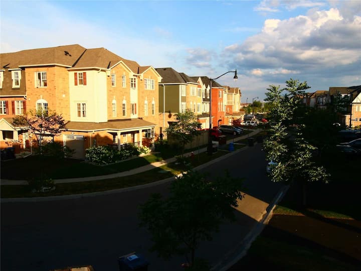 Welcome To 4 Bed 2.5 Bath Townhome. - Georgetown