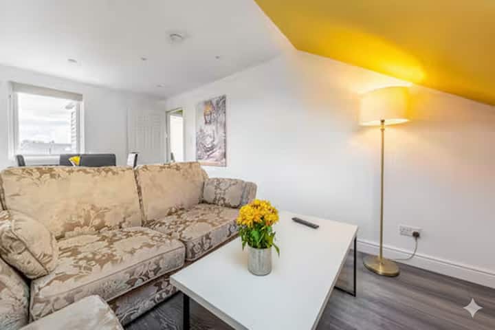 Colorful Victorian Home - Southall (Little India) - London