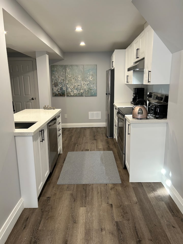 Modern Cozy Walkout - Bradford, ON, Canada