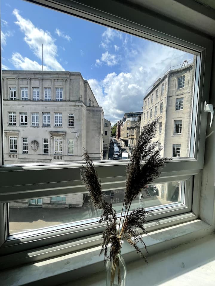 2-bed In Heart Of Town, 10 Min Walk To Beach - Bournemouth