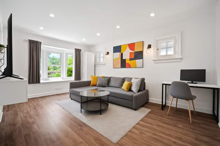 Charming House + Parking - London - London, ON, Canada