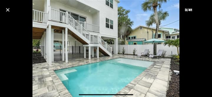 Shell Modern Retreat: 4-min Stroll To The Beach - Fort Myers Beach, FL