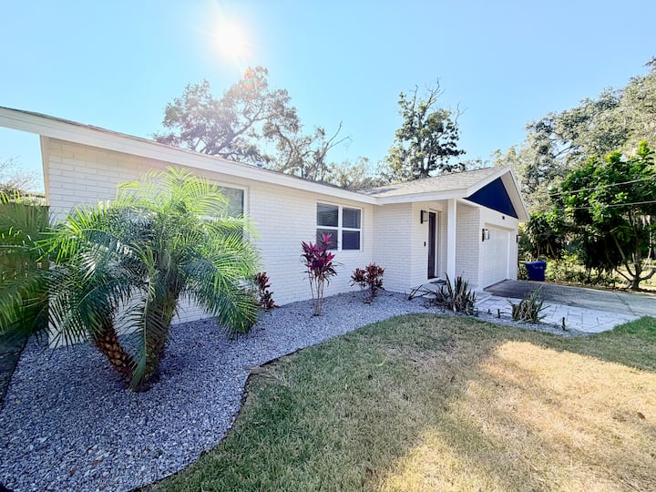 Salt Life Retreats • Near Beach & Dining - Largo, FL
