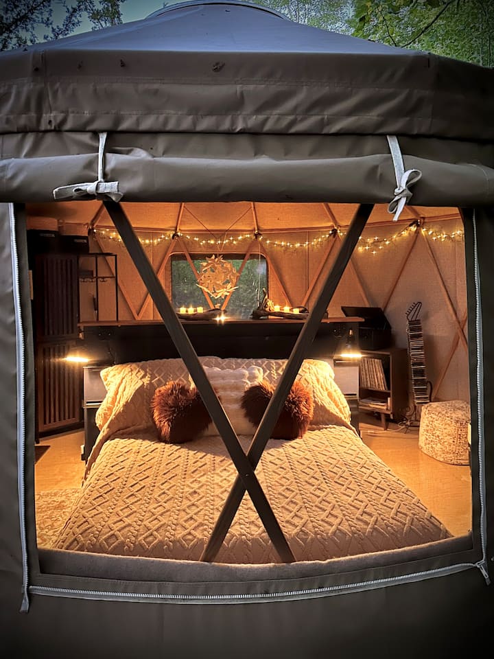 Nature Getaway In Luxury Yurt - Super Warm & Cozy! - Napanee