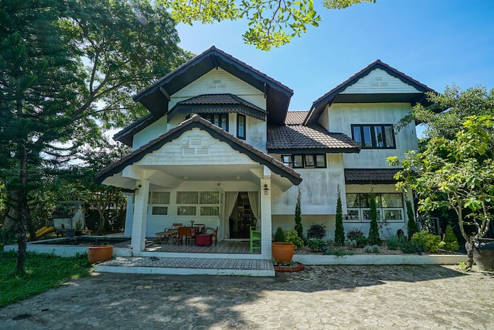 Northern Vintage Hideaway: Grandma's Wooden House - Mueang Lamphun District