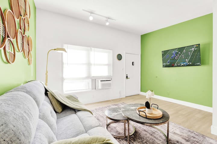 The Moss Loft | Private Entrance • Downtown Ryloak - Southfield