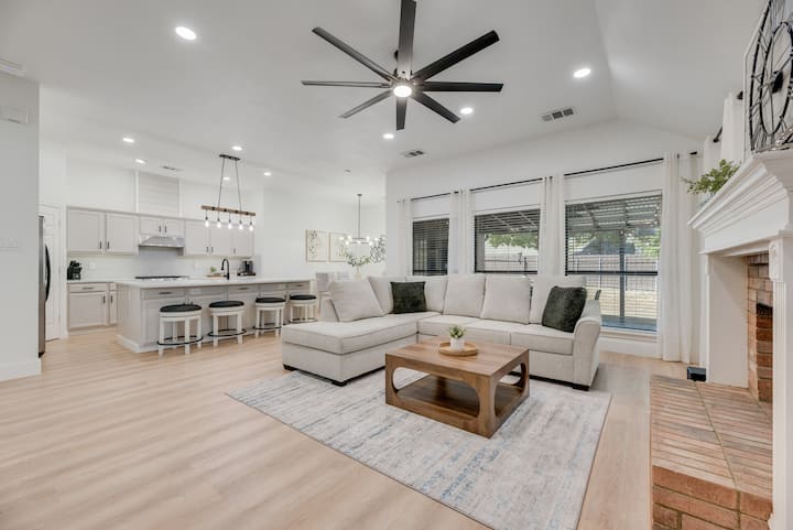 Modern 4br Home Central Location-carrollton-plano - Carrollton, TX