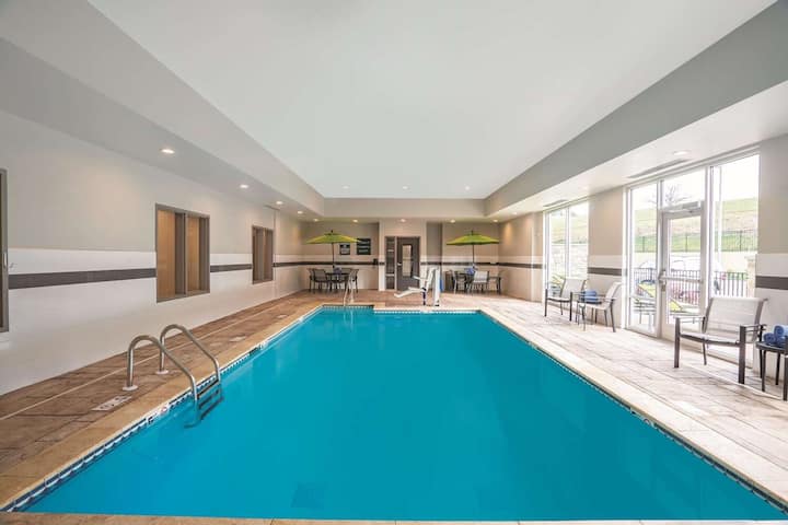 La Quinta Cleveland | Spacious Family Room - Cleveland, TN