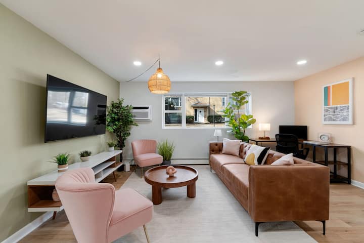 Free Parking, Workdesk, King Bed - Elmhurst, IL